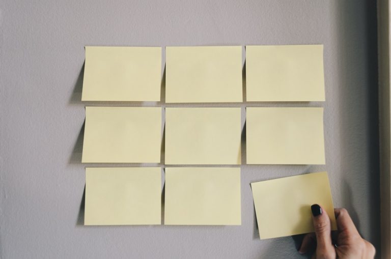 What You Need For The Perfect Clutter-free Office Desk | KajoMag