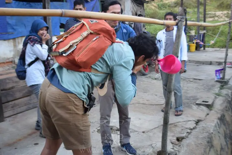 A Visit To A Salt Production House In Long Midang Of Kalimantan | KajoMag