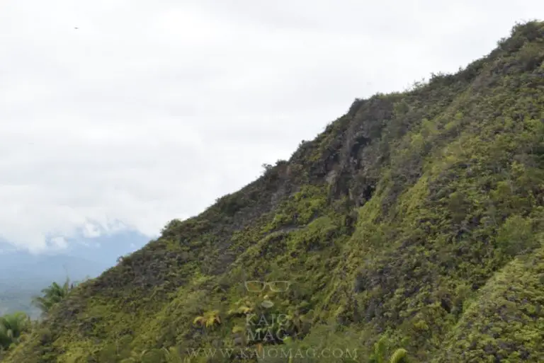 Hiking Up The Hill Of Legendary Lundayeh Hero Upai Semaring | KajoMag