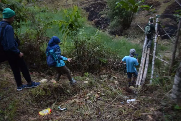 Hiking Up The Hill Of Legendary Lundayeh Hero Upai Semaring | KajoMag